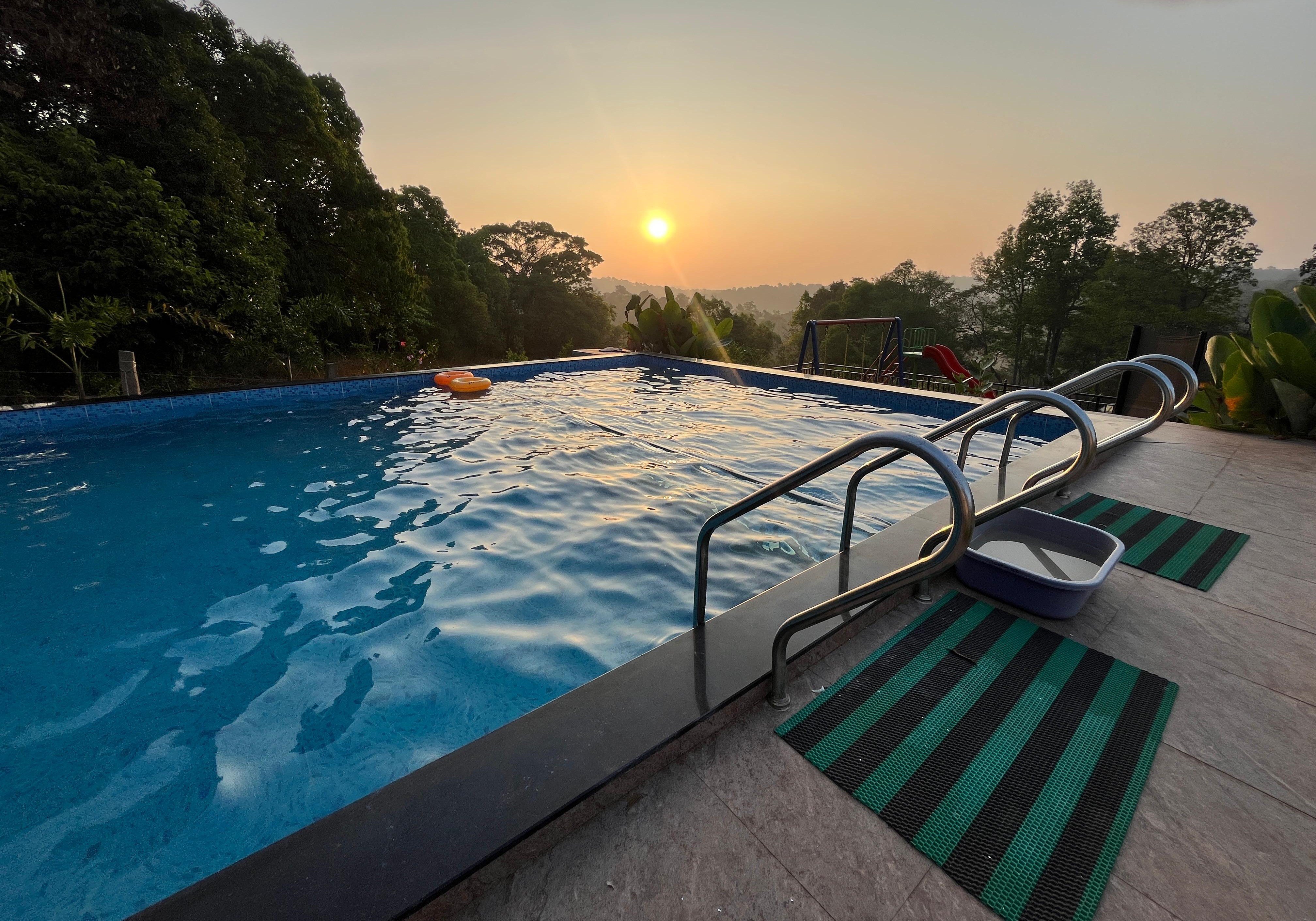 Hillock Vista Homestay Website